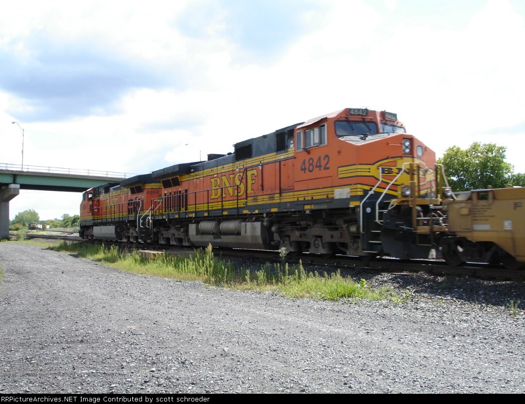 BNSF 4868 & BNSF 4842 approaching the Syracuse Detector EB